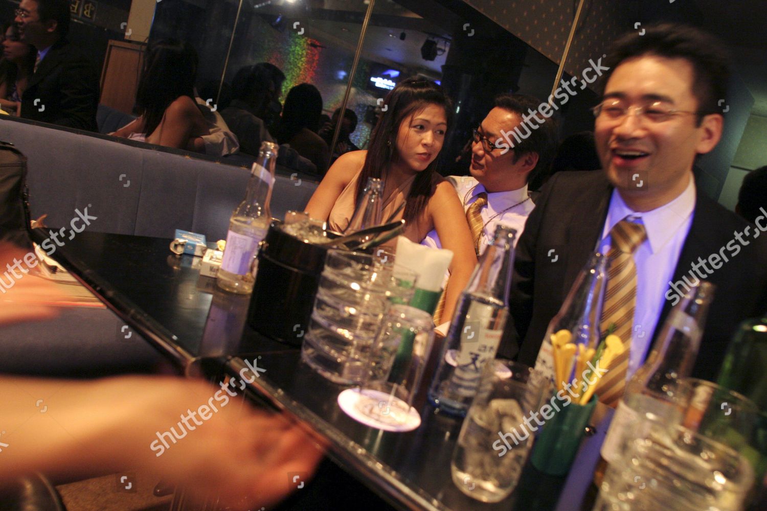 件の「Filipino Hostesses Clients Filipino Hostess Club」のエディトリアル写真素材 ‐ 画像素材 ...
