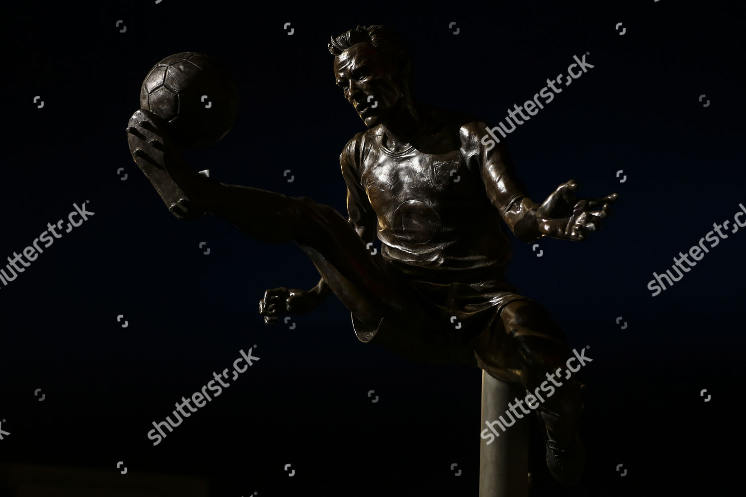 Dennis Bergkamp Statue Outside Emirates Stadium Editorial Stock Photo ...
