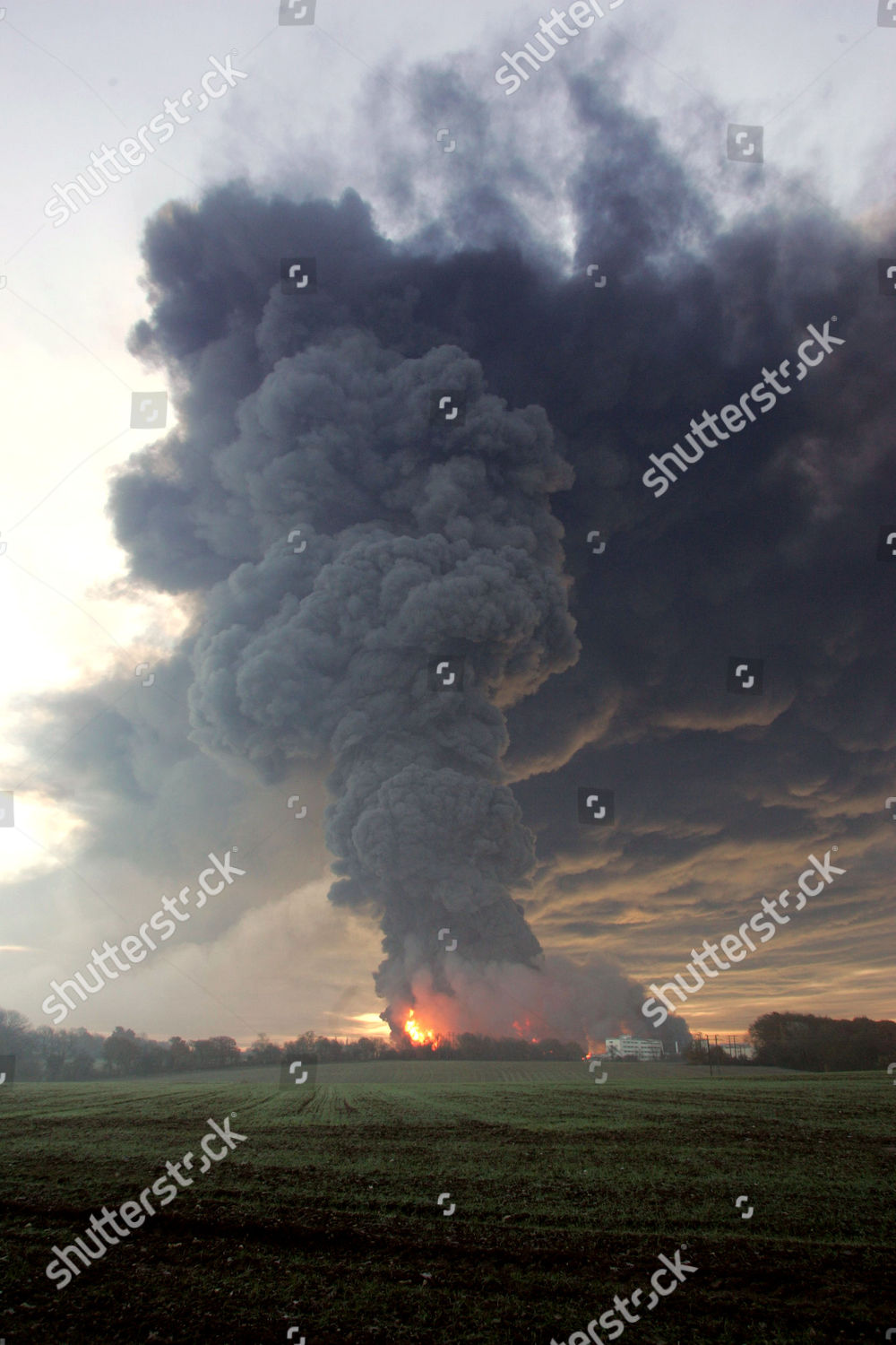 Smoke Fire Following Explosions Buncefield Fuel Editorial Stock Photo ...