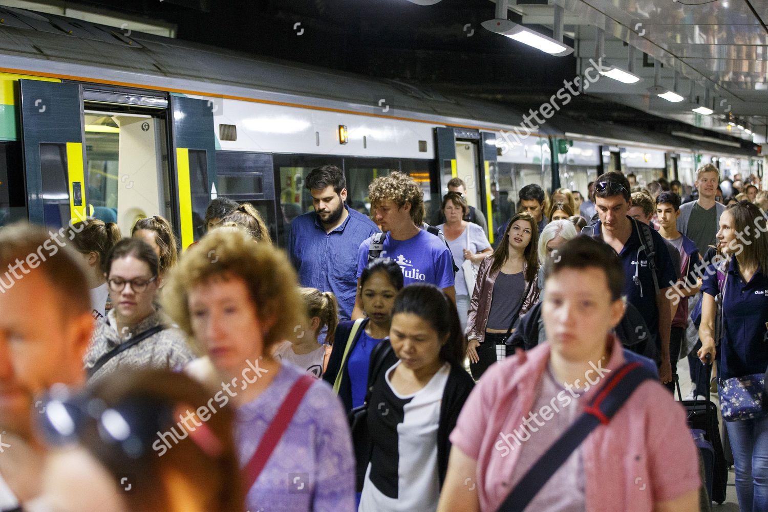 Southern Rail Passengers Arrive Victoria Station Editorial Stock Photo ...