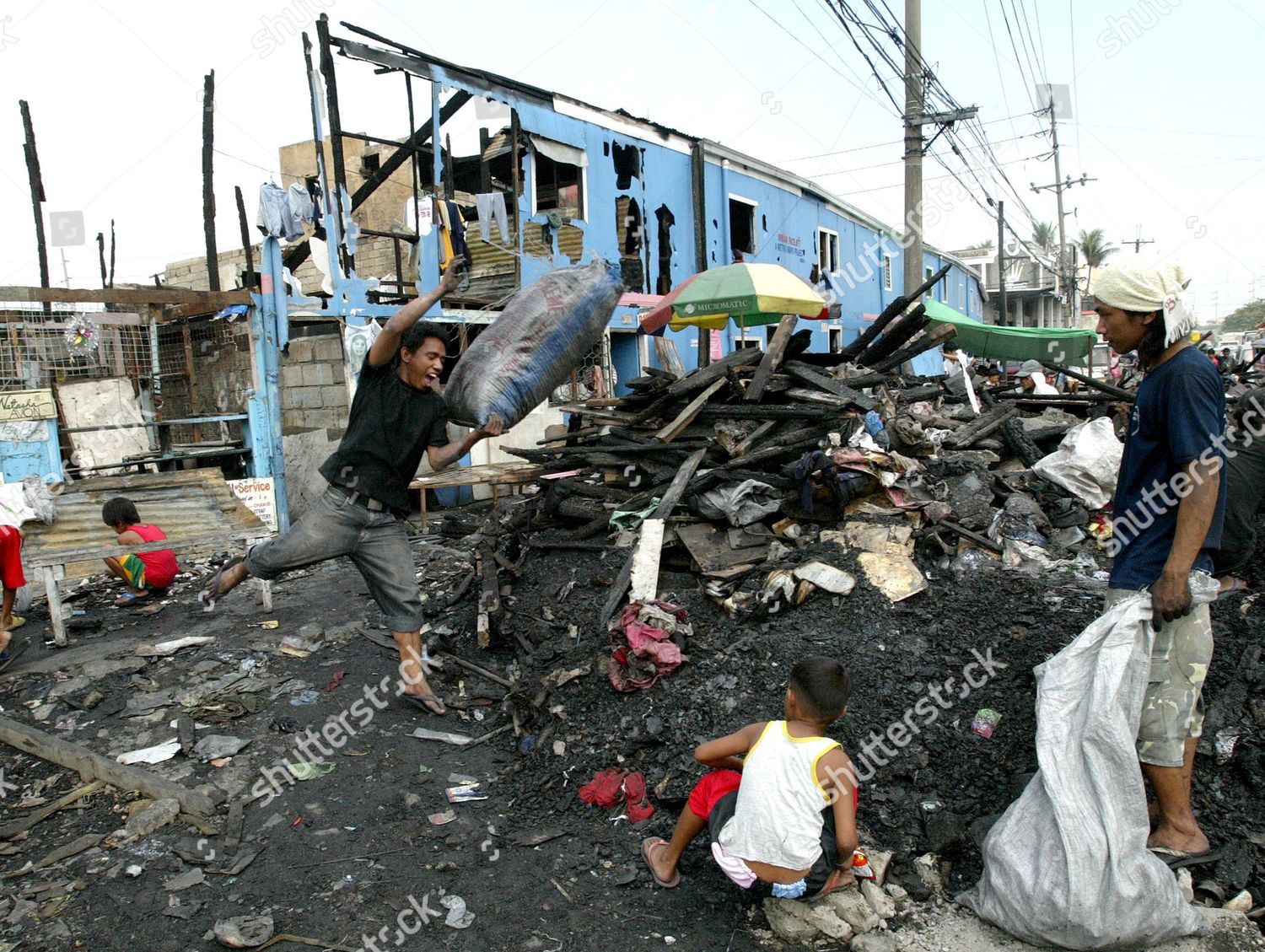 Filipino Fire Victims Salvage Usefull Belongings Editorial Stock Photo ...