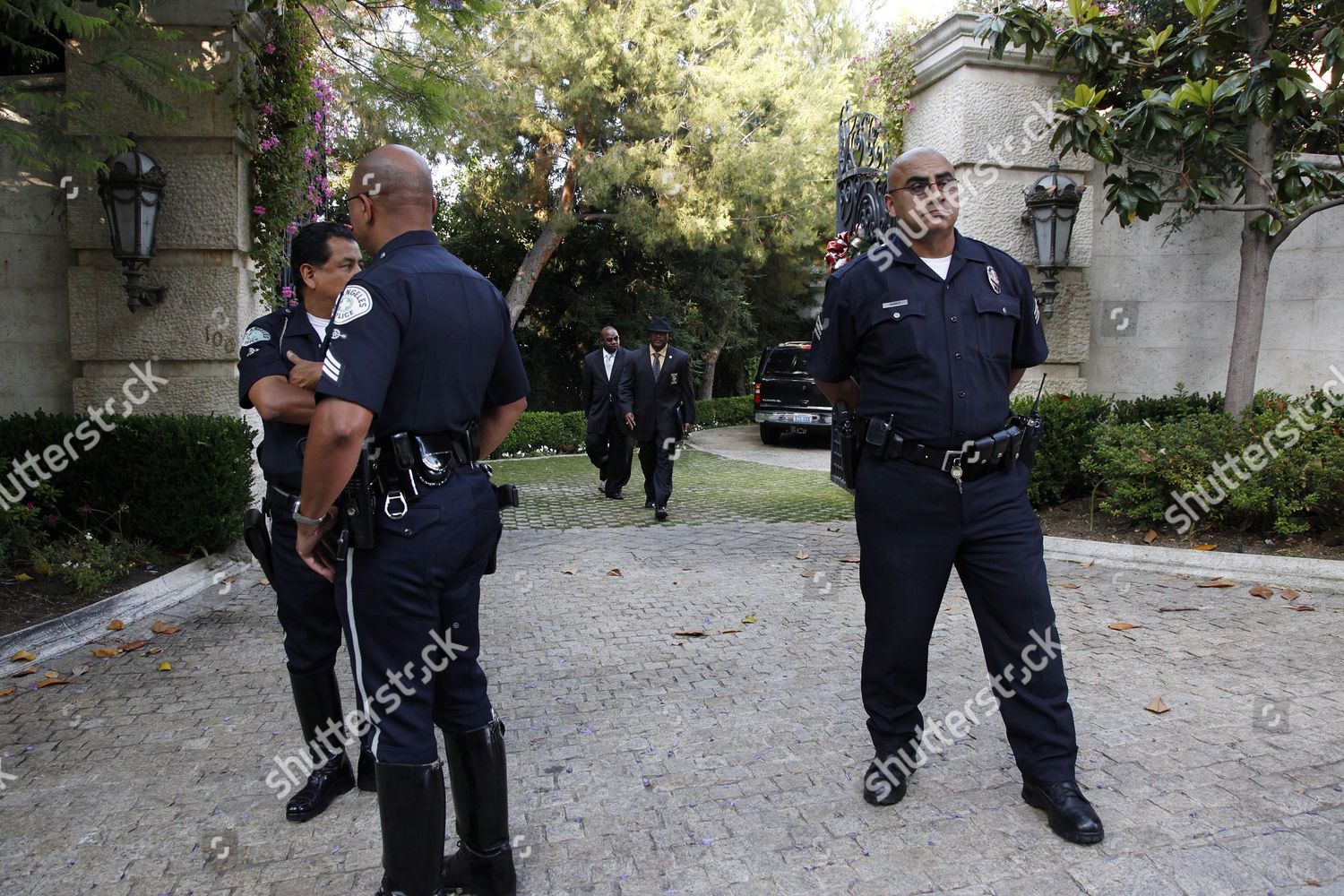 Lapd Officers Stand Guard Outside Jacksons Editorial Stock Photo ...