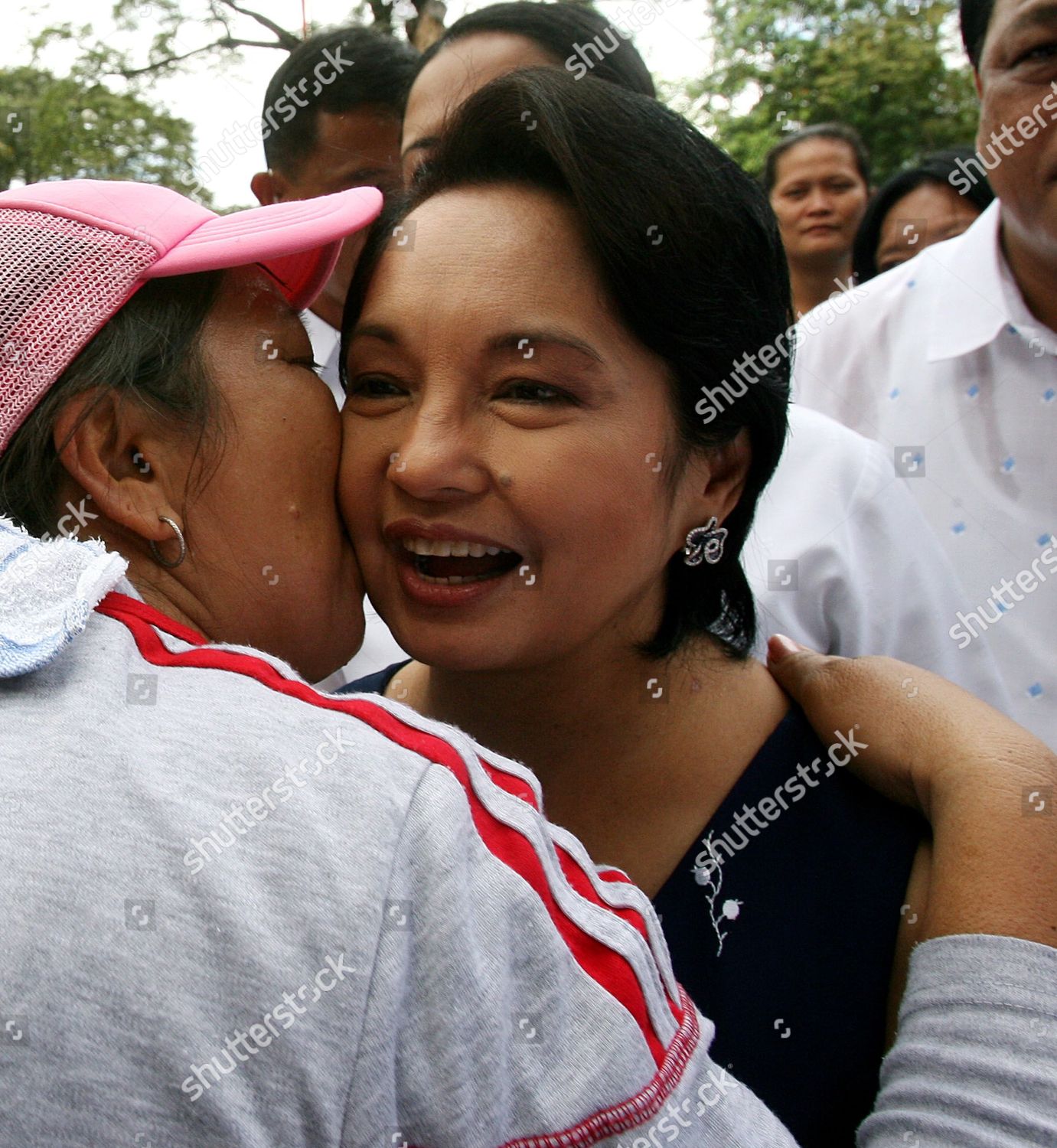 Philippine President Gloria Macapagalarroyo Recieves Hug Editorial ...