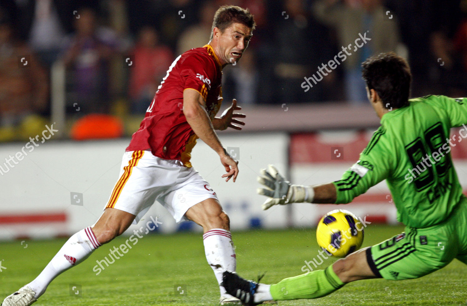 Galatasaray Istanbuls Harry Kewell L Tries Editorial Stock Photo ...