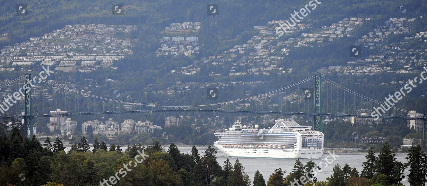 Princess Cruises 2670passenger Sapphire Princess Passes Editorial Stock ...