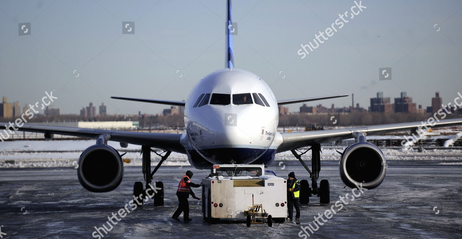 Members Grounds Crew Help Arriving Plane Editorial Stock Photo - Stock ...