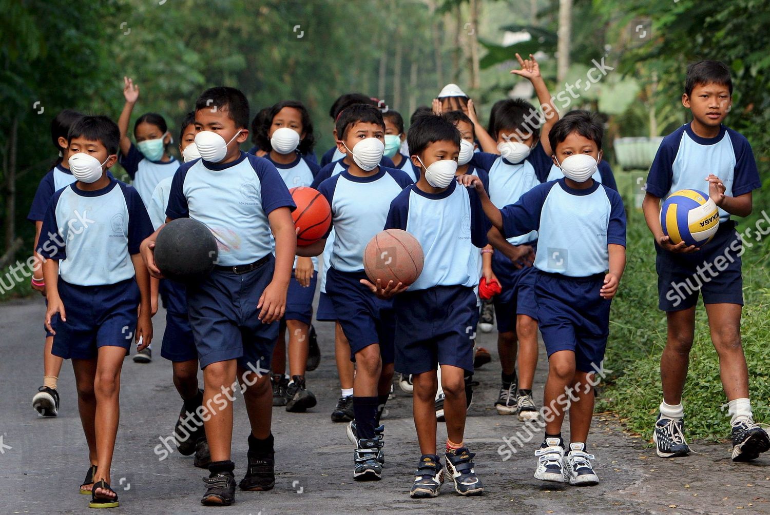 Dozens Elementary School Children Wear Masks Editorial Stock Photo ...