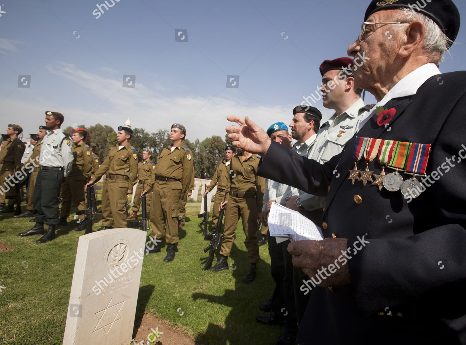 Jewish Veteran Prepares Read Over Grave Editorial Stock Photo - Stock ...