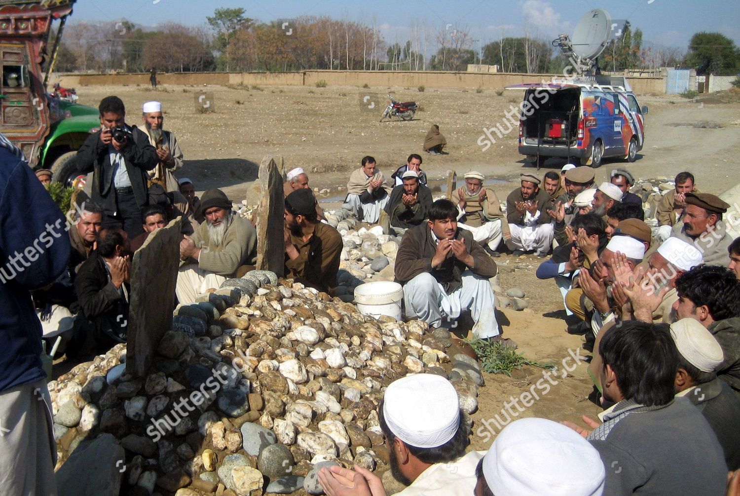 Relatives Colleagues Pray After Burial Pakistani Editorial Stock Photo ...