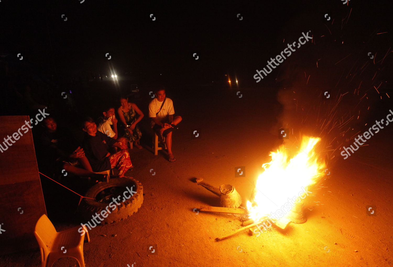 Filipino Flood Victims Light Bonfire Along Editorial Stock Photo ...
