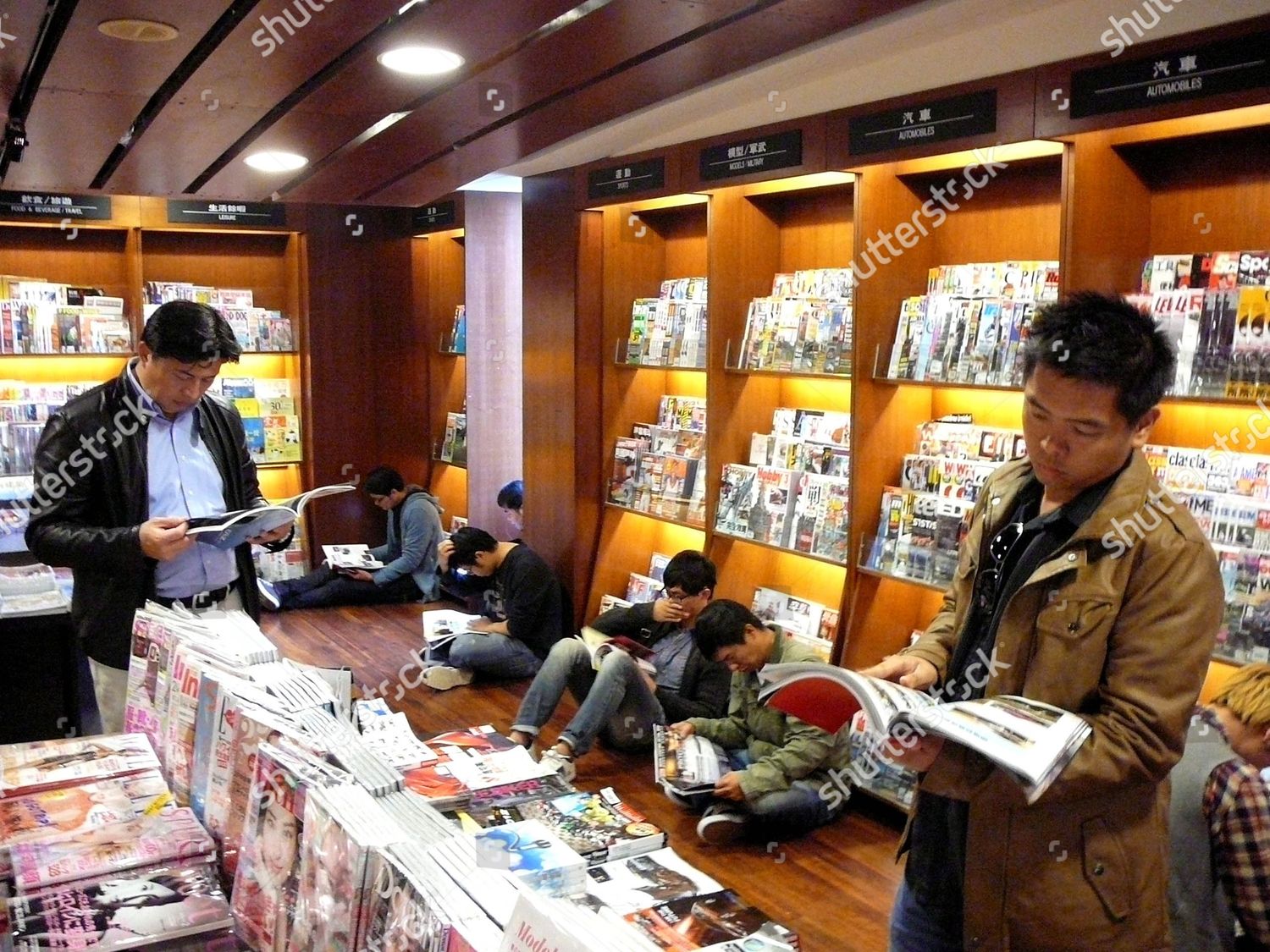 People Read Magazines 24hour Eslite Bookstore Editorial Stock Photo ...