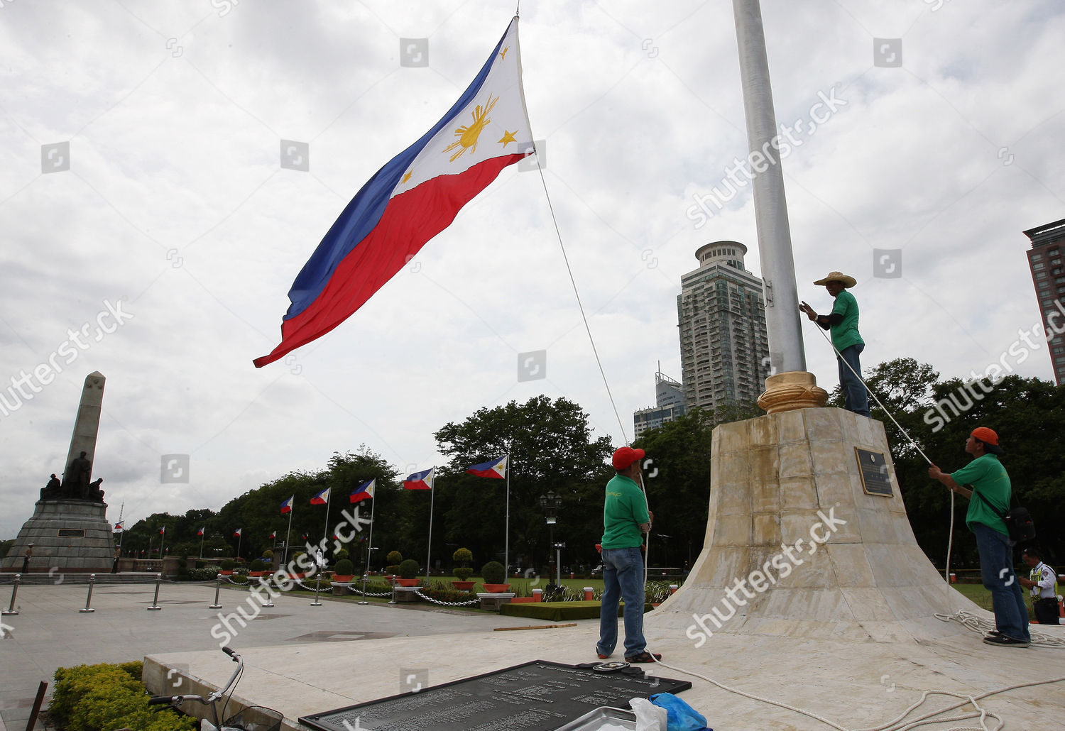 Filipino Workers Hoist Philippine Flag After 新闻传媒库存照片 - 库存图片 | Shutterstock