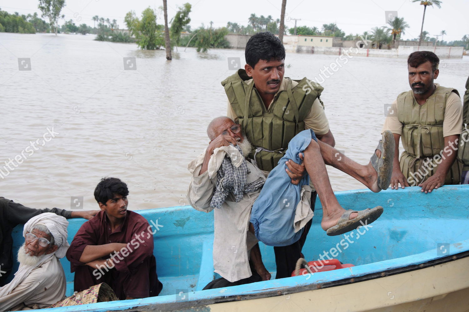 Pakistani Army Soldiers Evacuate Flood Victims Editorial Stock Photo ...