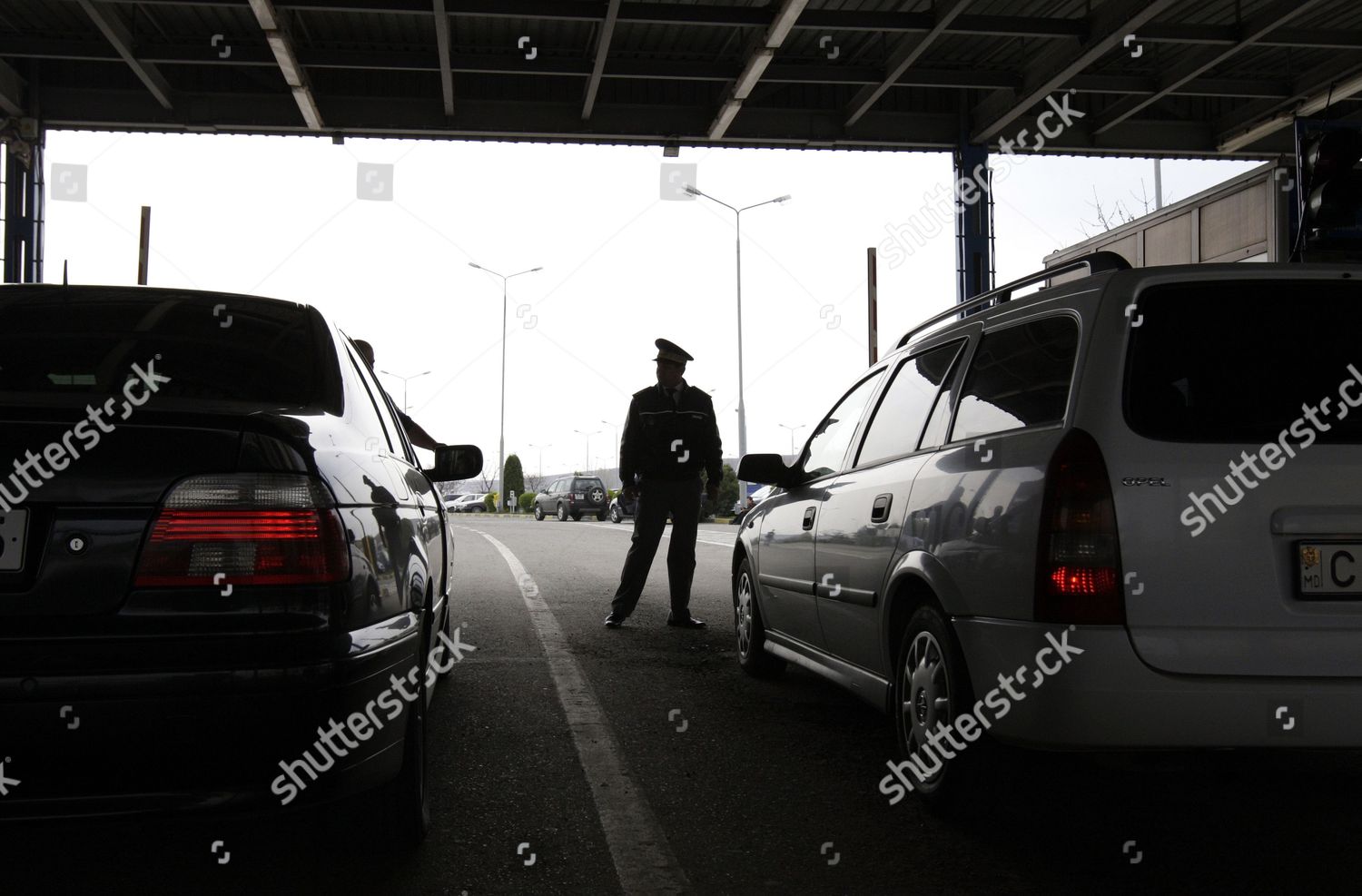 Romanian Customs Official Checks Cars Border Editorial Stock Photo ...