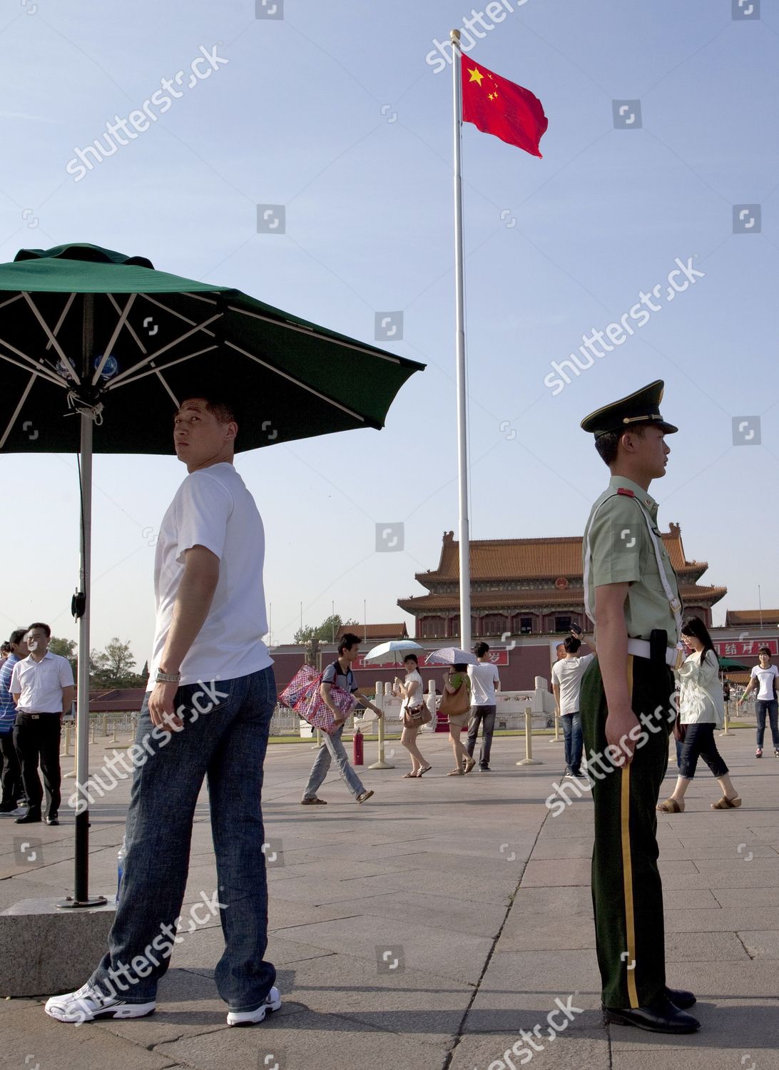 Policeman R Plainclothes Police Officer Keep Editorial Stock Photo ...