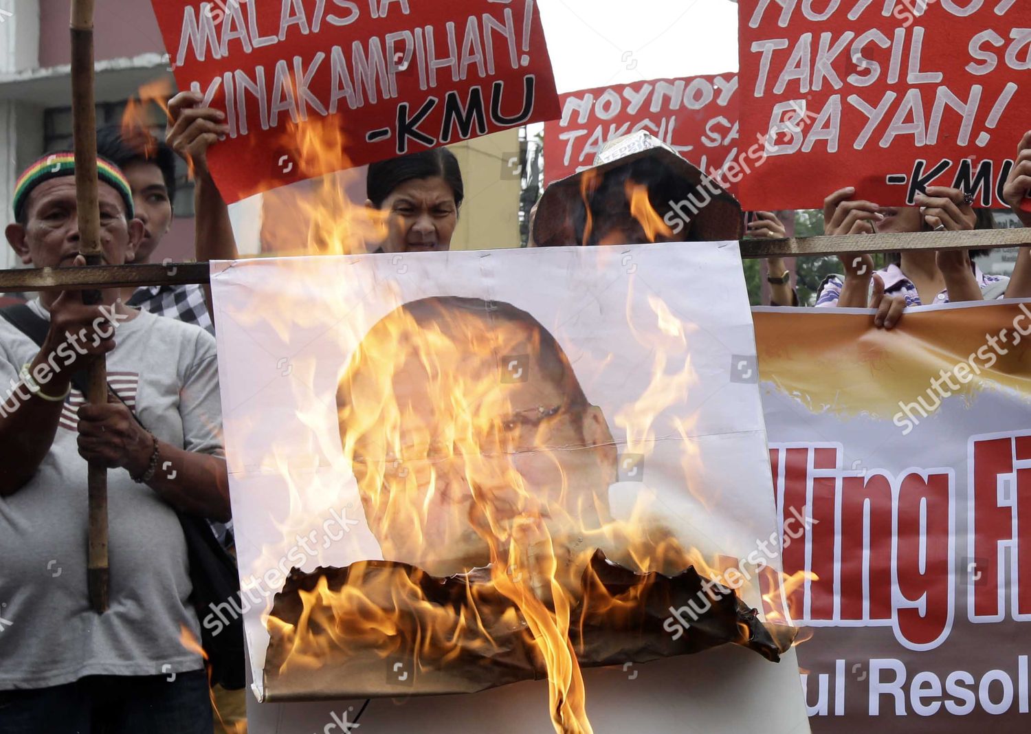 FILIPINO PROTESTERS BURN PORTRAIT PHILIPPINE PRESIDENT Editorial Stock ...