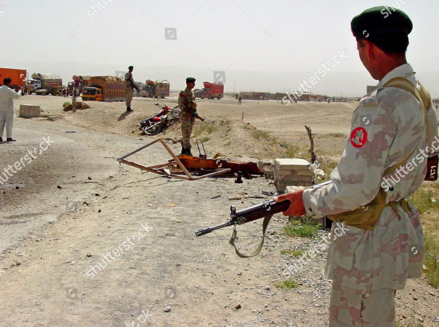 Pakistani Paramilitary Soldiers Stand Guard Pakistanafghanistan ...