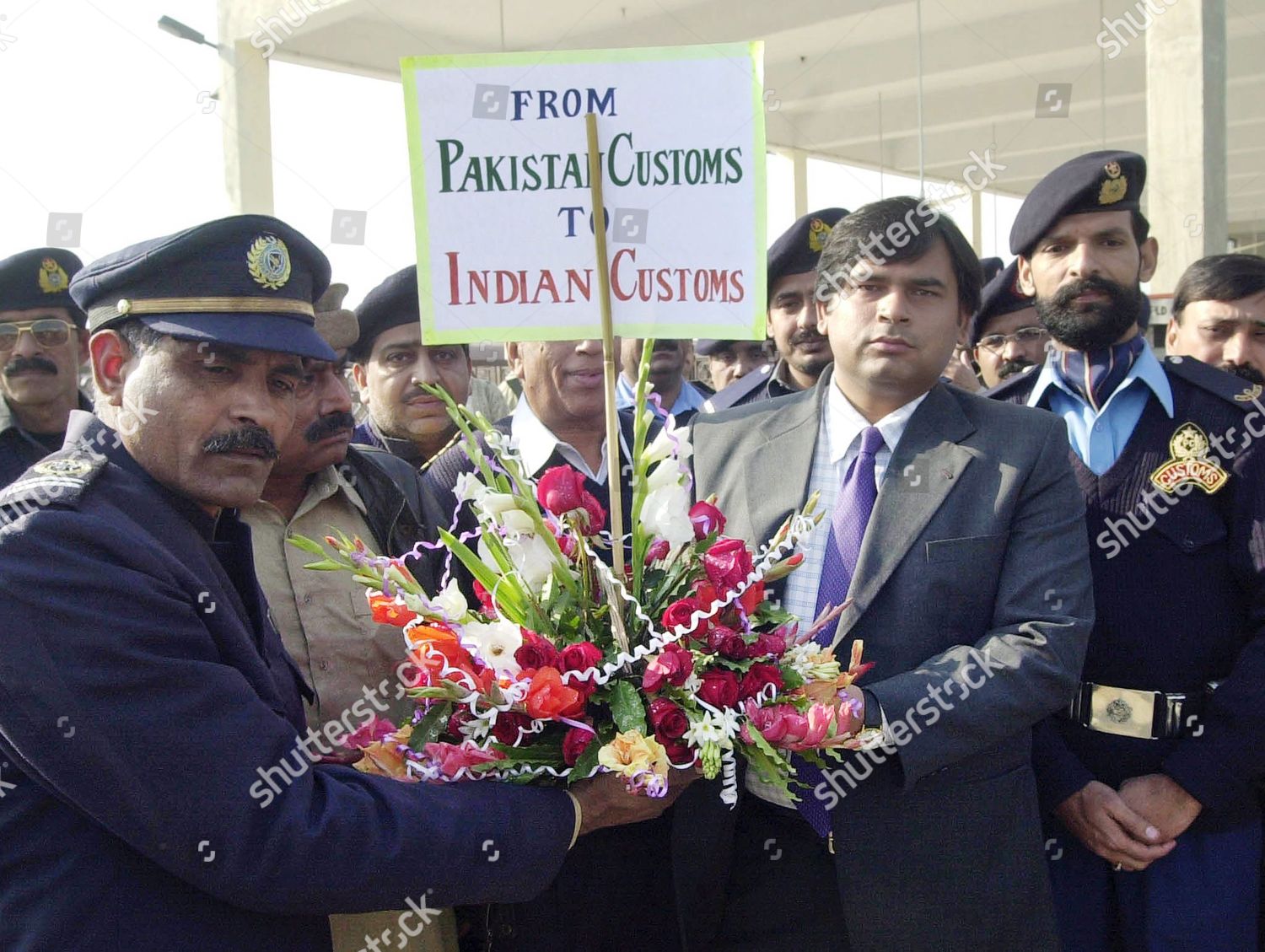 PAKISTANI CUSTOMS OFFICER 2R PRESENTS FLOWER Editorial Stock Photo ...