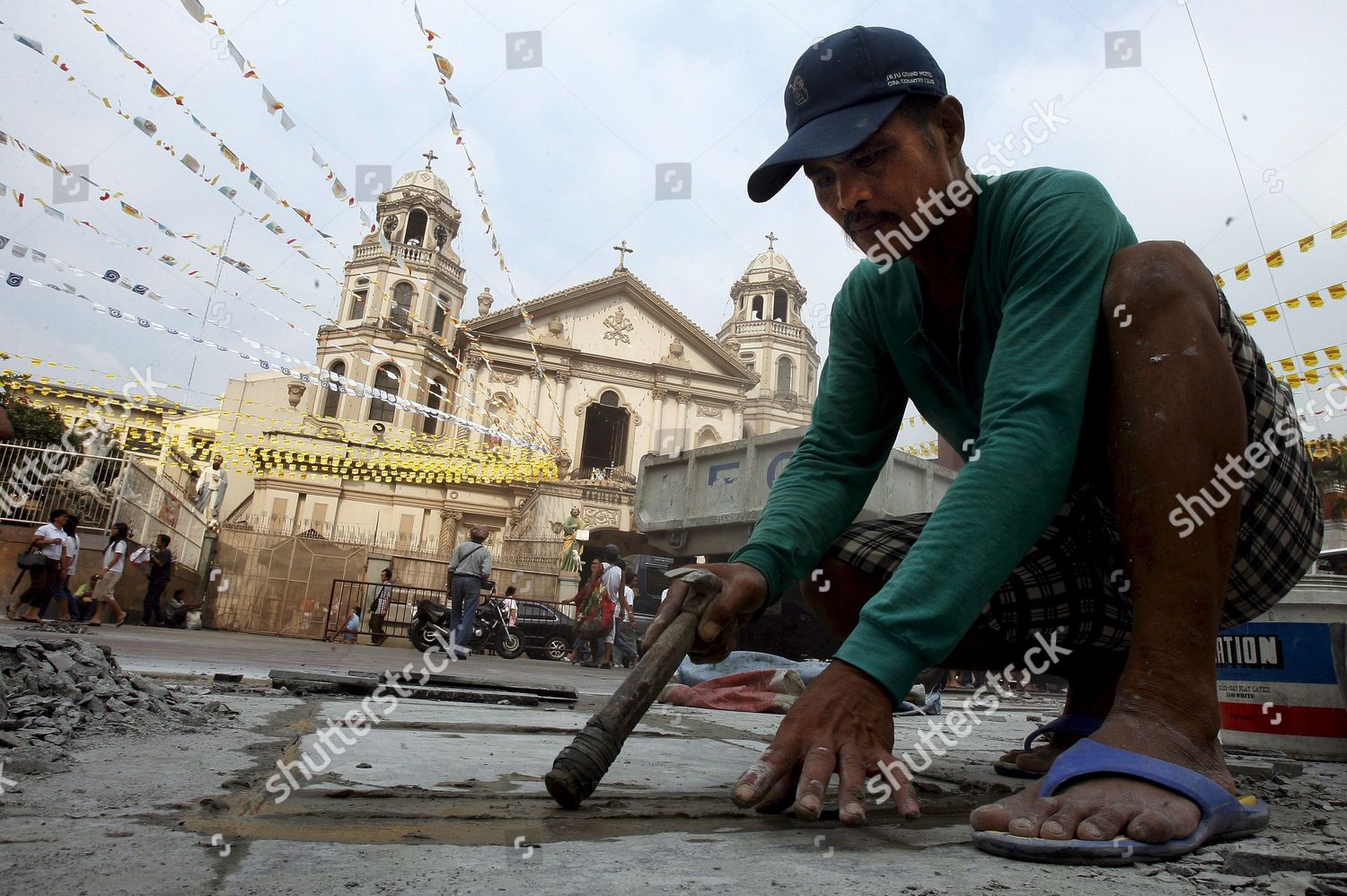 Filipino Carpenter Rush Repairs Plaza Infront Editorial Stock Photo ...