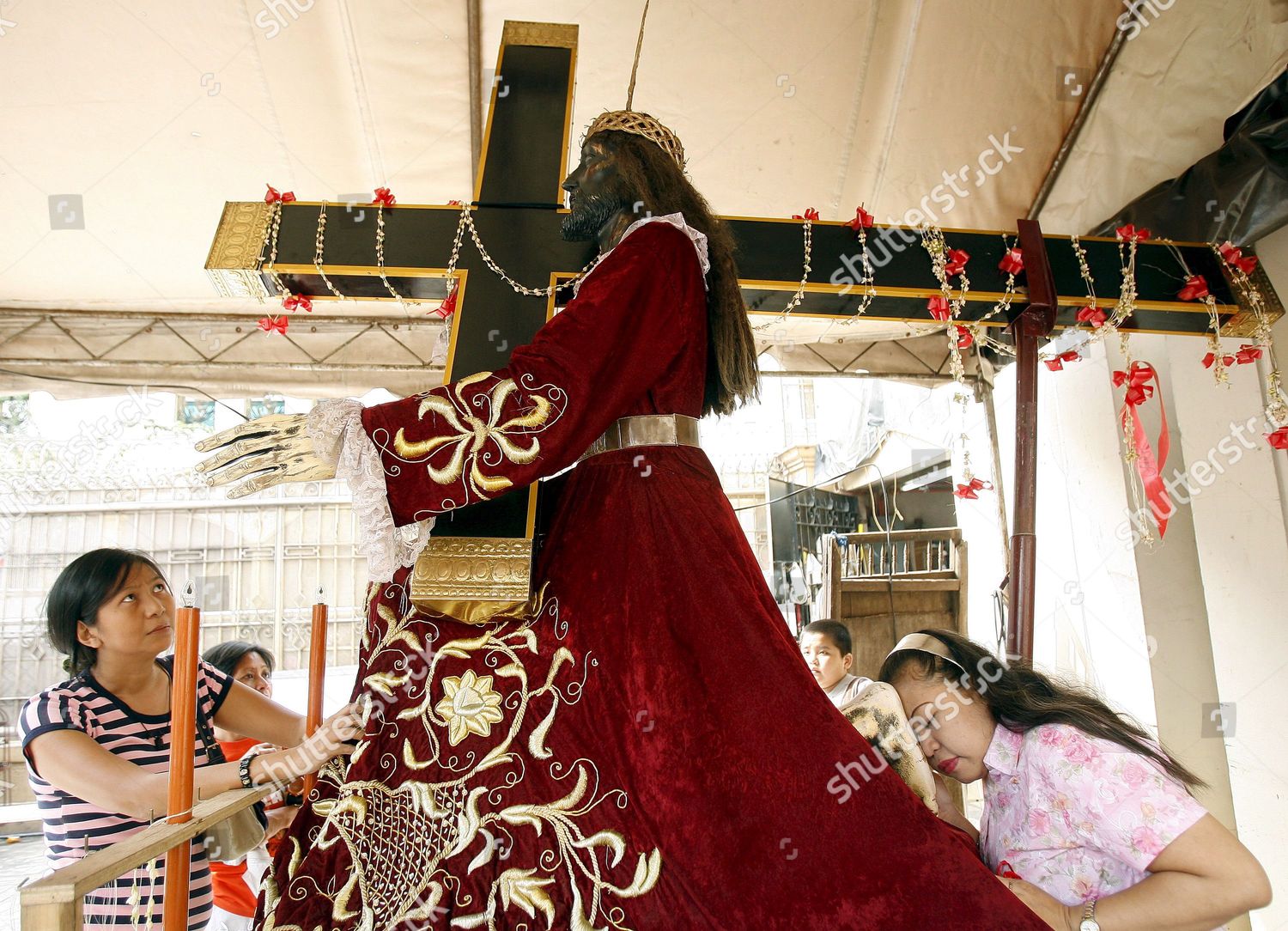 Filipino Catholic Devotees Touch Centuriesold Black Editorial Stock ...