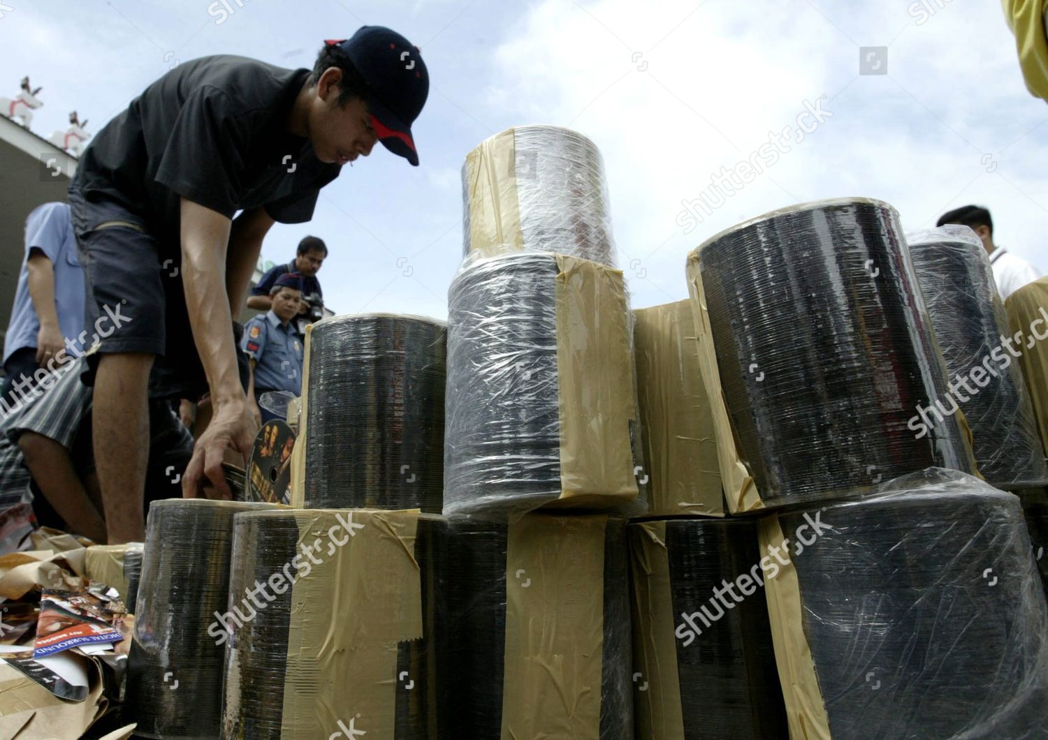 Worker Arranges Pirated Dvd Vcd Discs Editorial Stock Photo - Stock ...