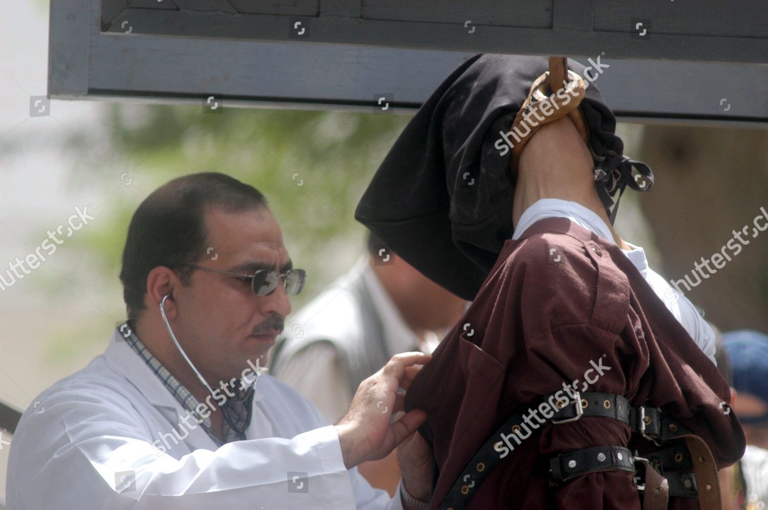 Kuwaiti Doctor Checks Heart Marzouq Alsaeed Editorial Stock Photo ...