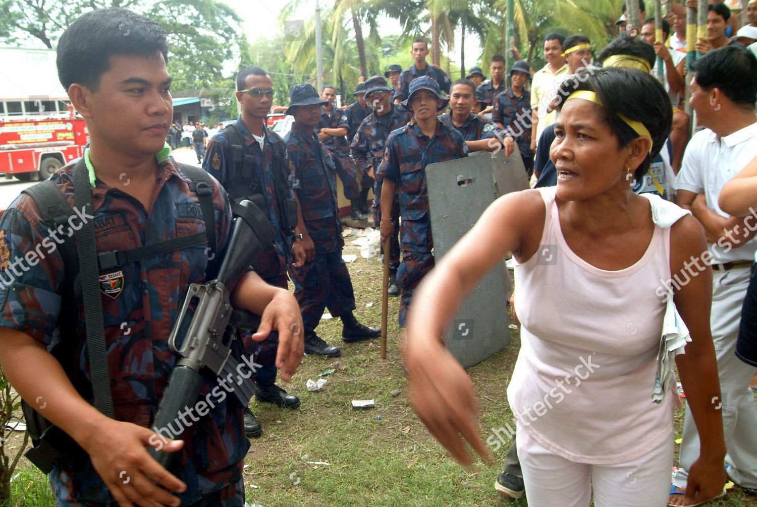 Filipino Police Officers Stop Angry Residents Editorial Stock Photo ...