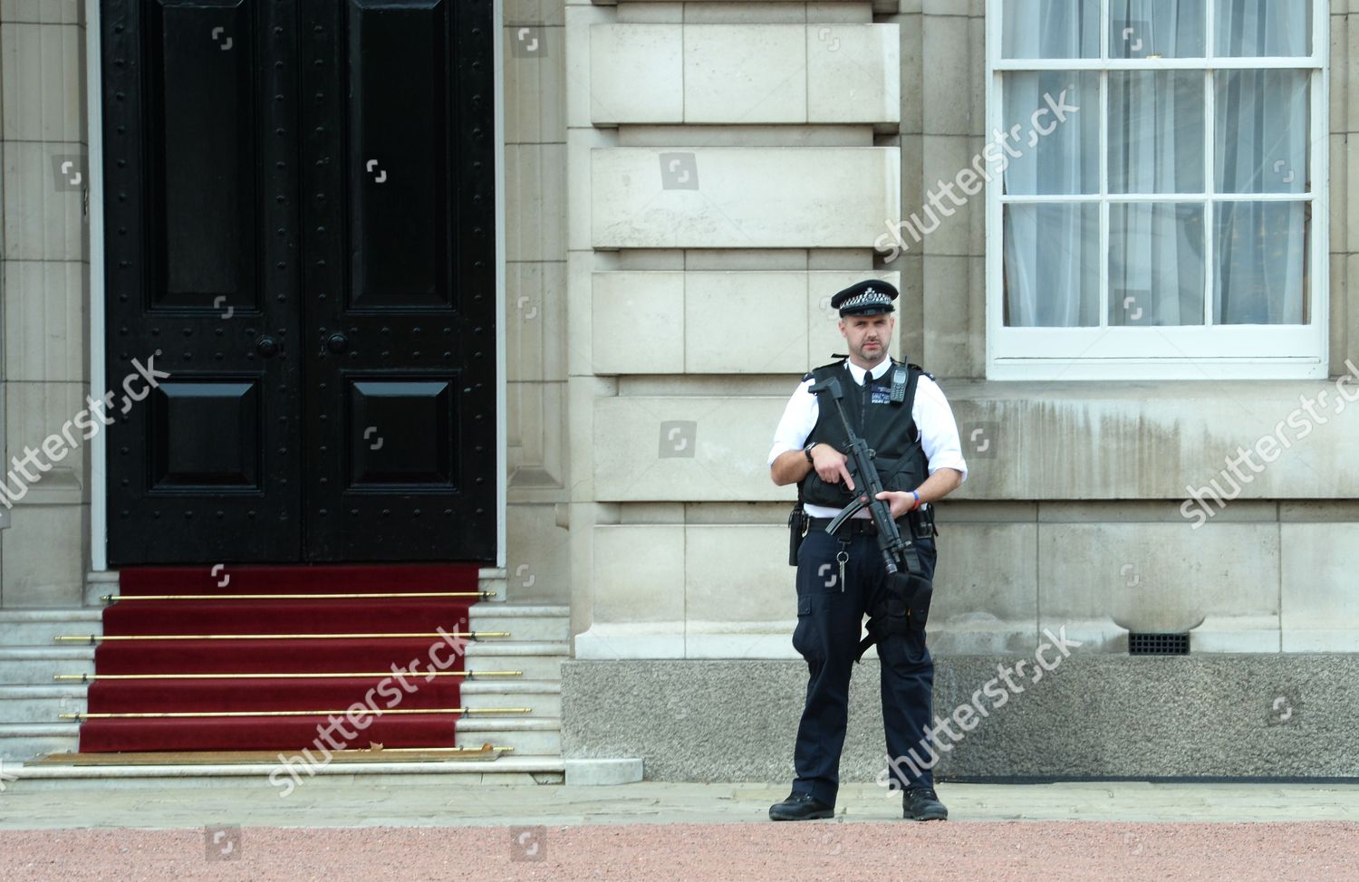 Armed British Policeman Guards Buckingham Palace Editorial Stock Photo ...