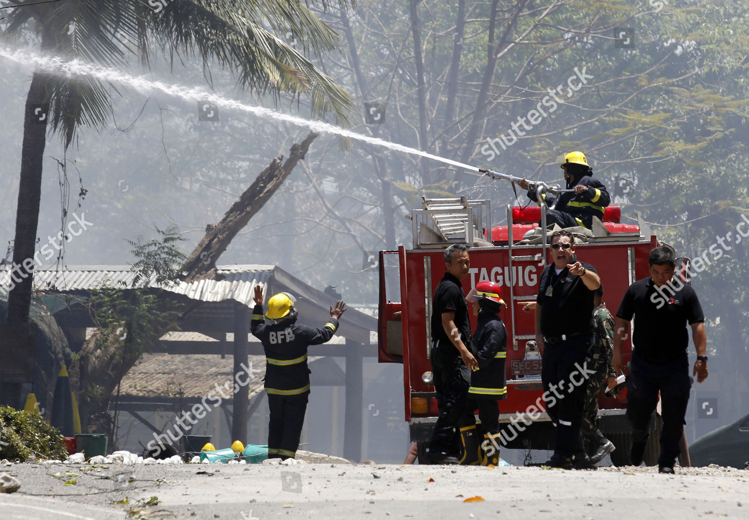 Filipino Firemen Work Extinguish Blaze Following - Foto de stock de ...