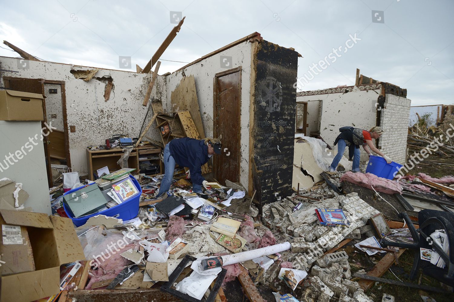 People Recover Belongings Rubble Home Moore Editorial Stock Photo ...
