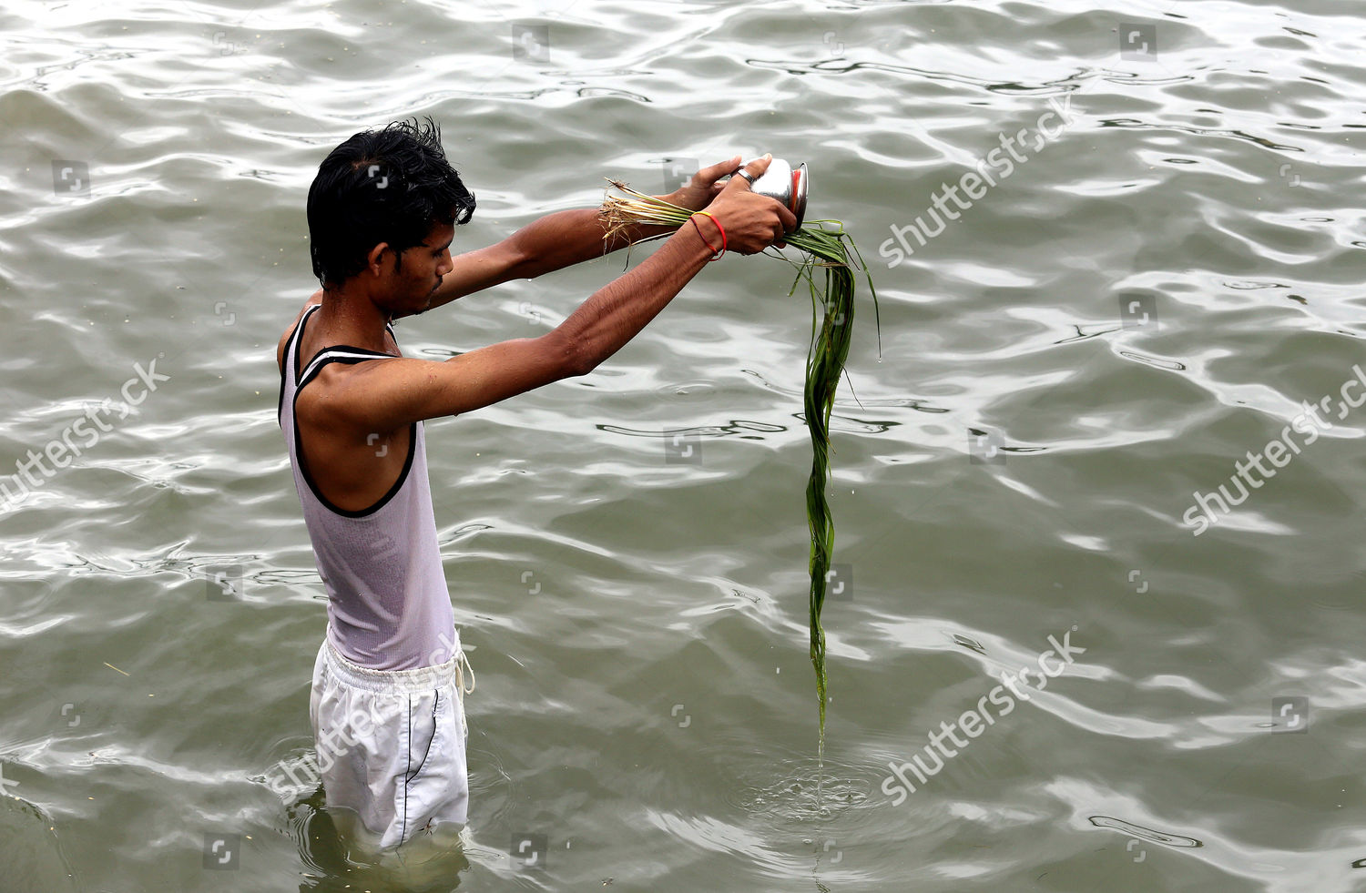 Hindu Devotee Performs Tarpan Ritual Remembrance Editorial Stock Photo ...