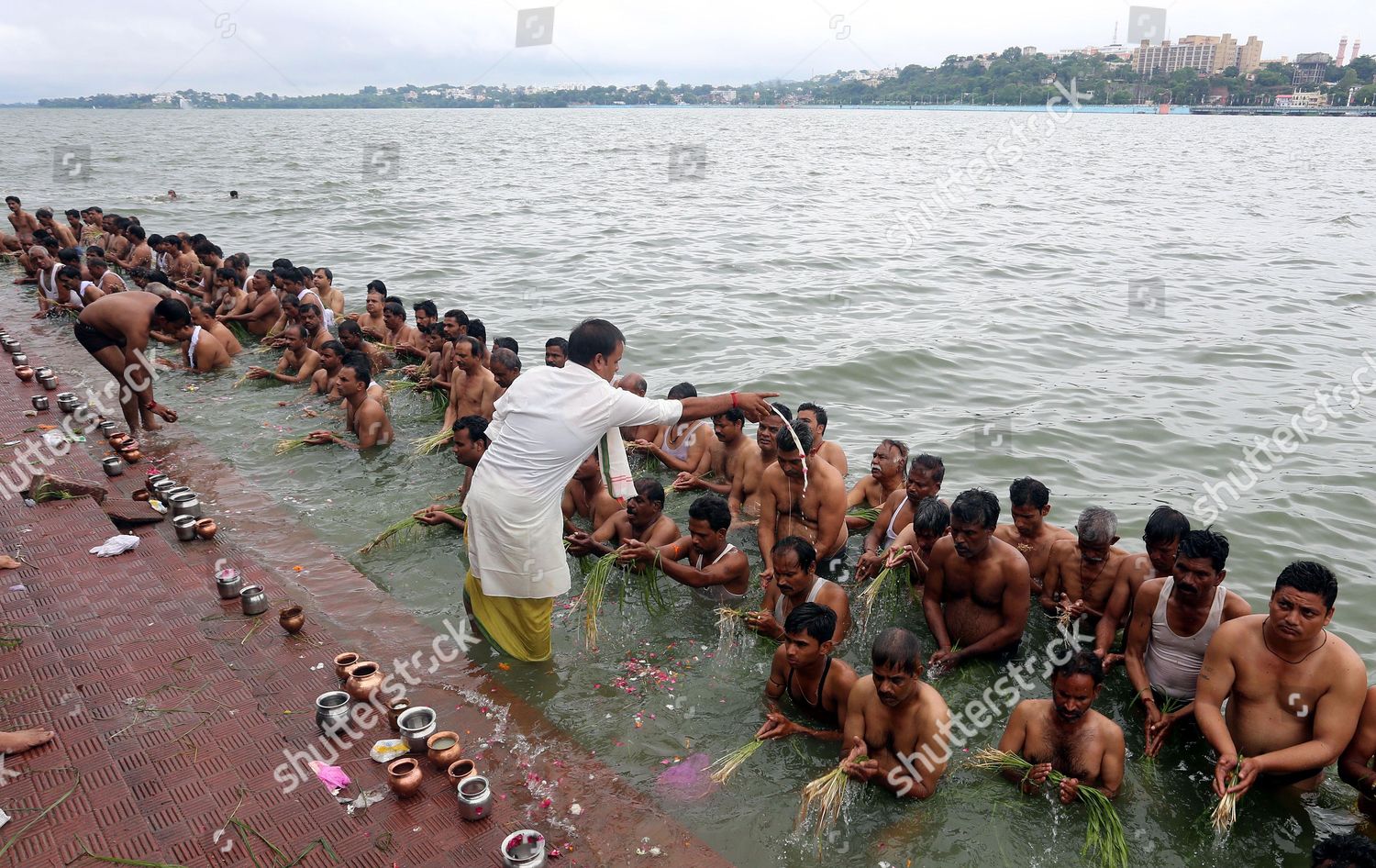 Hindu Devotees Perform Tarpan Ritual Remembrance Editorial Stock Photo ...
