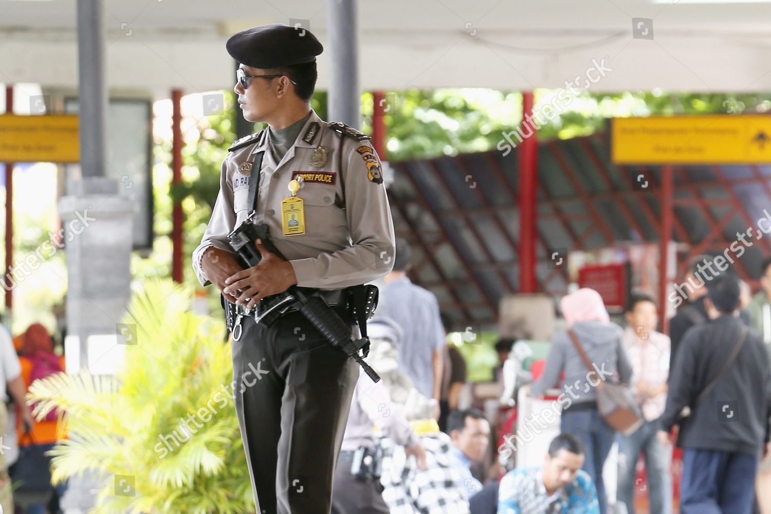 Indonesian Police Officer Stands Guard Balis Editorial Stock Photo ...