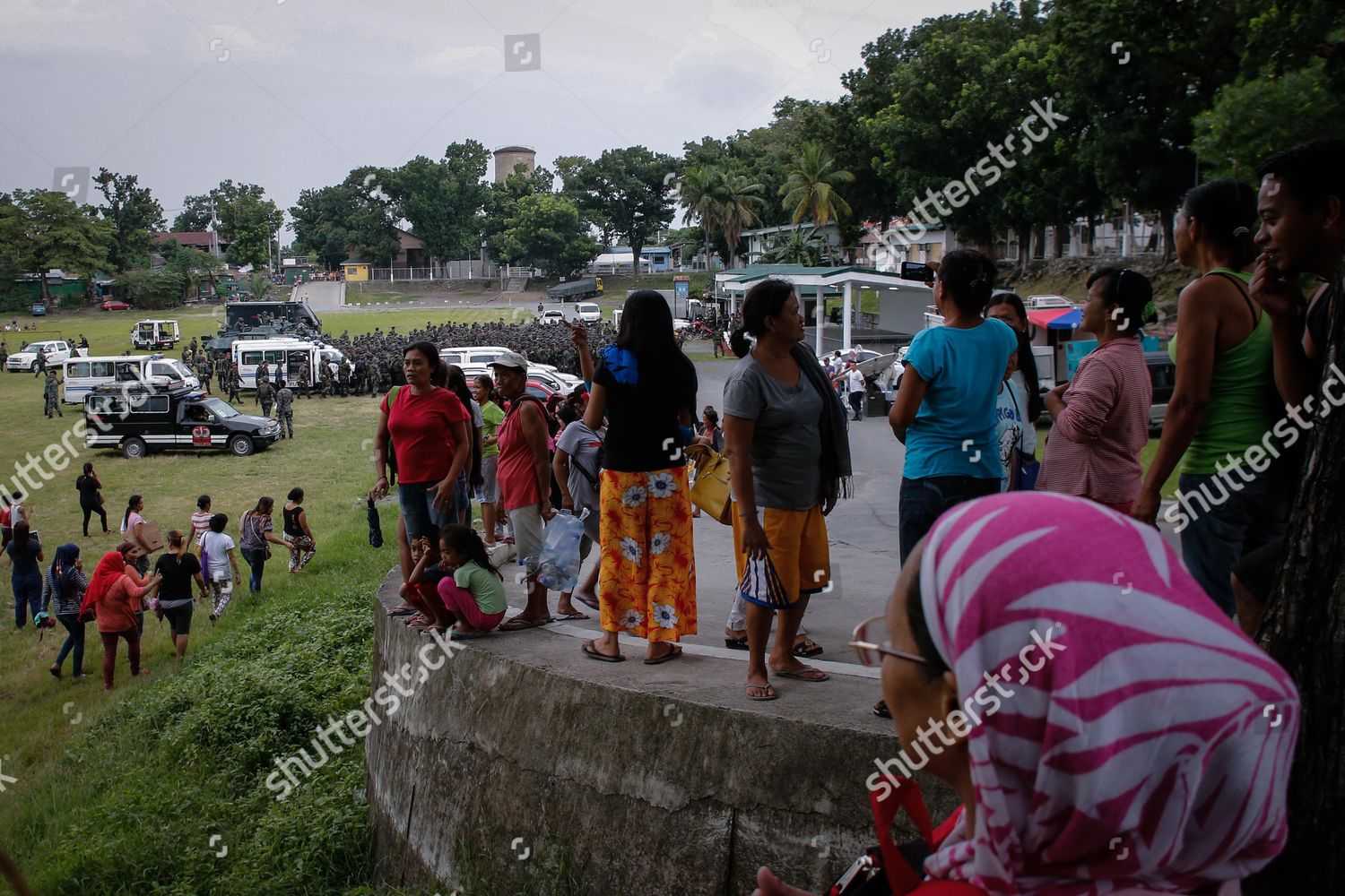 Filipino Relatives Inmates Lineup Outside National Redaktionelles ...