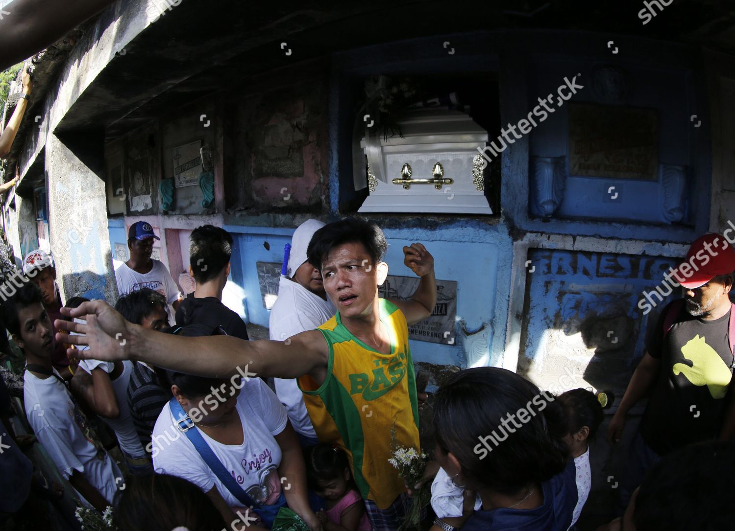 Filipino Mourners Offer Prayers On Coffin Editorial Stock Photo - Stock ...