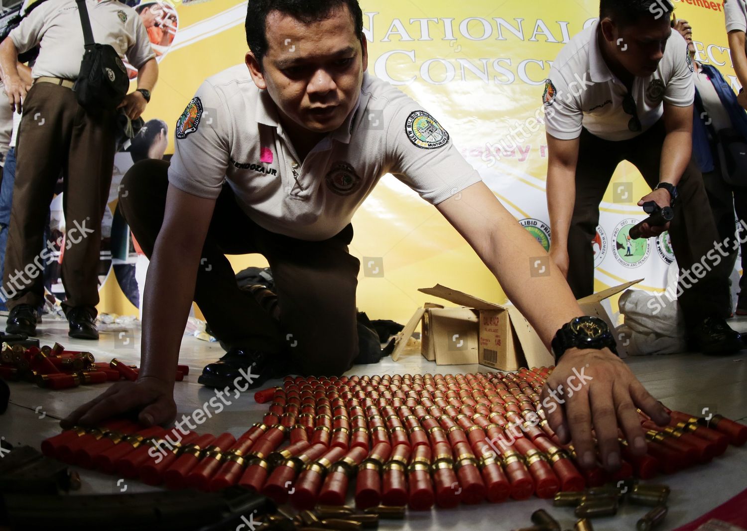 Filipino Jail Officer Inspects Confiscated Shotgun Editorial Stock ...
