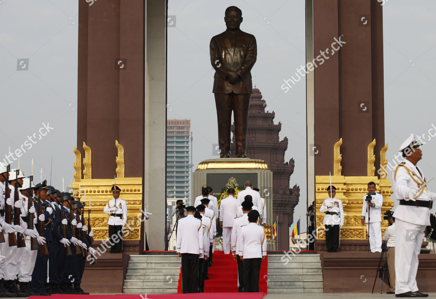 Cambodian Officials Pay Their Respect Statue Editorial Stock Photo ...