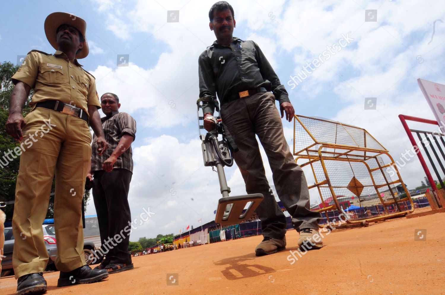INDIAN SECURITY PERSONNEL USE BOMB DETECTORS Editorial Stock Photo ...
