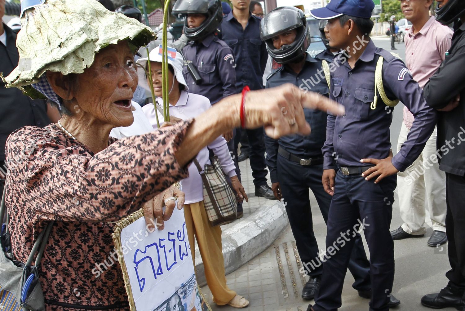 Cambodian Police Officers Block Residents Squatter Editorial Stock ...
