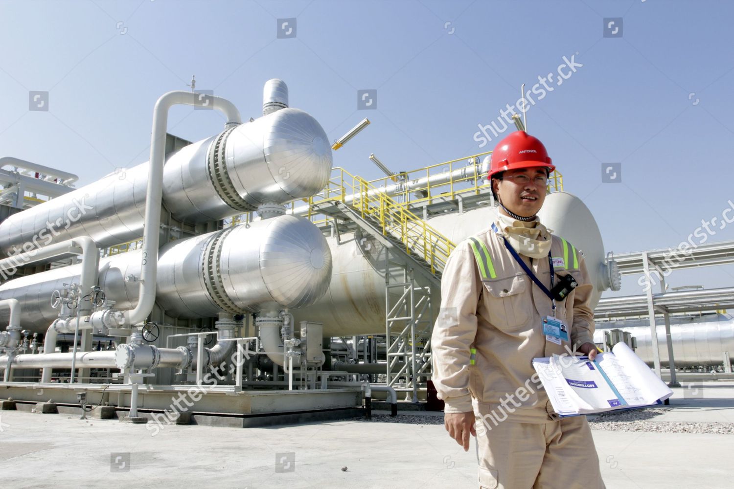 Chinese Oil Worker Stands Alhalfaya Refinery Editorial Stock Photo ...