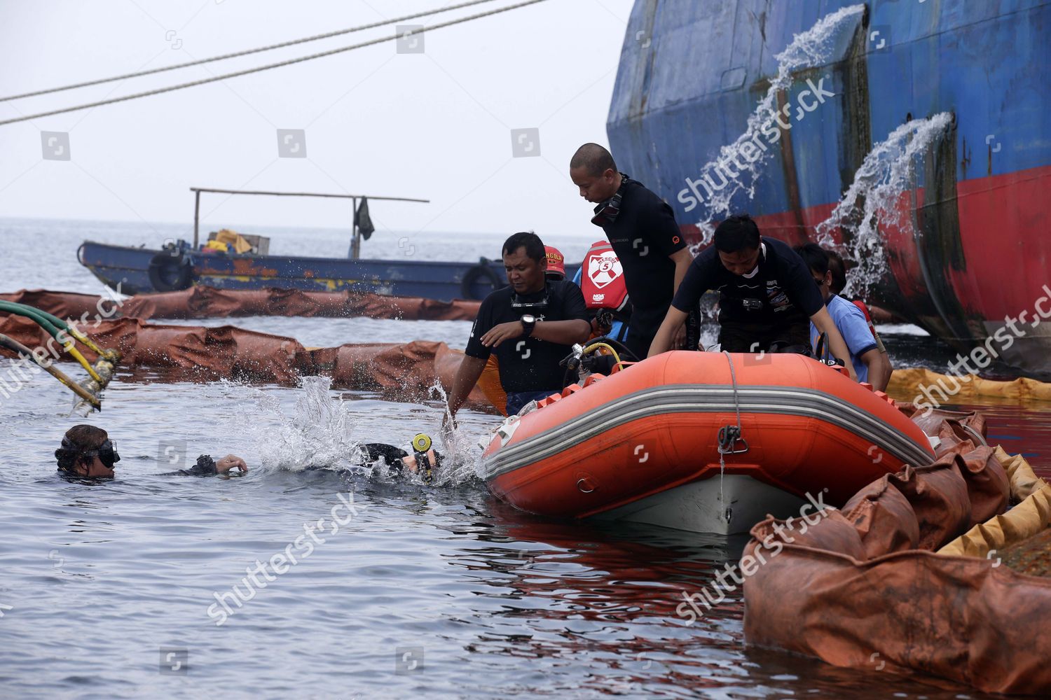 Filipino Diver Prepares Descend Front Oil Editorial Stock Photo - Stock ...