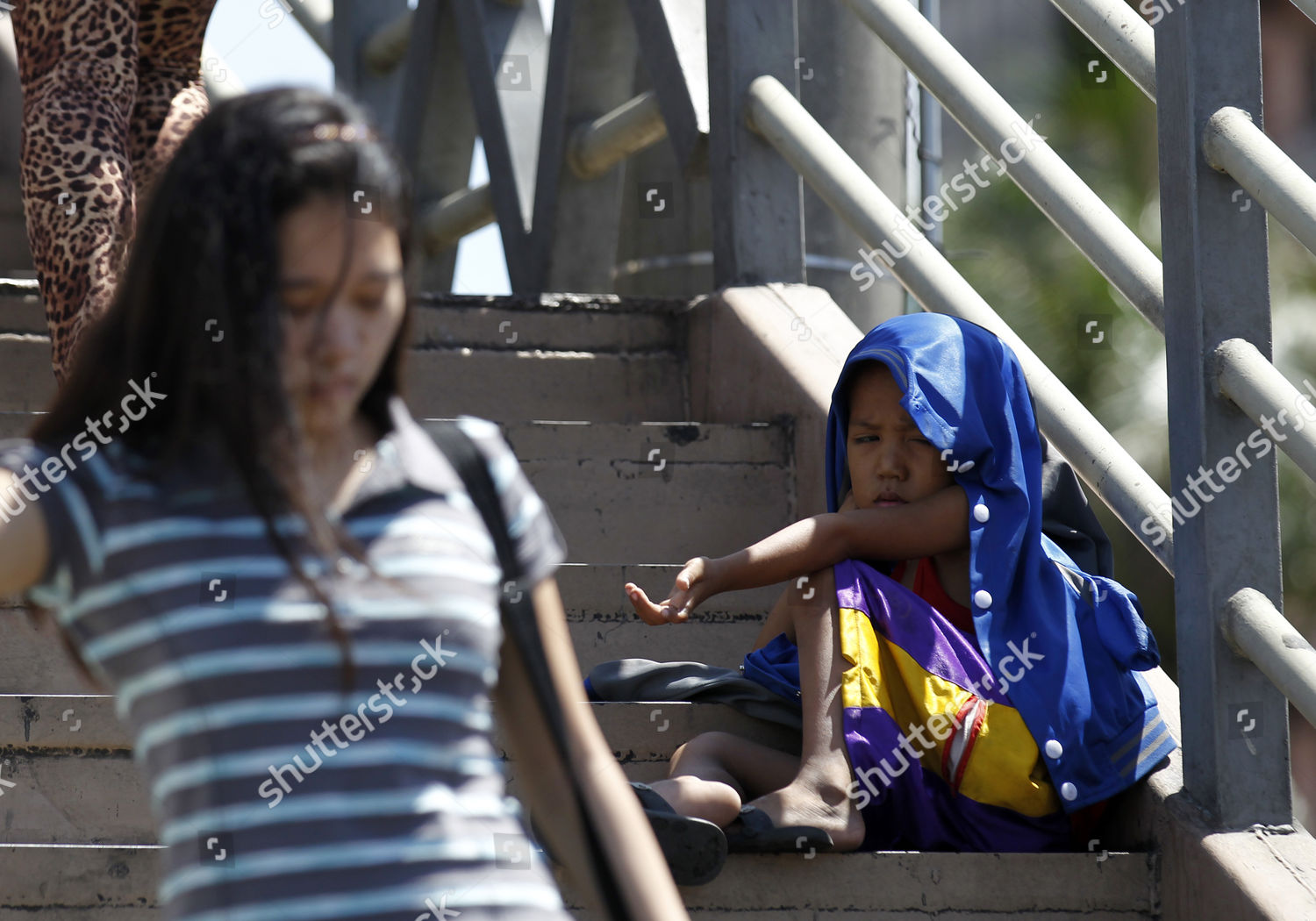 Filipino Street Children Begs Elevated Pedestrian - Foto de stock de ...