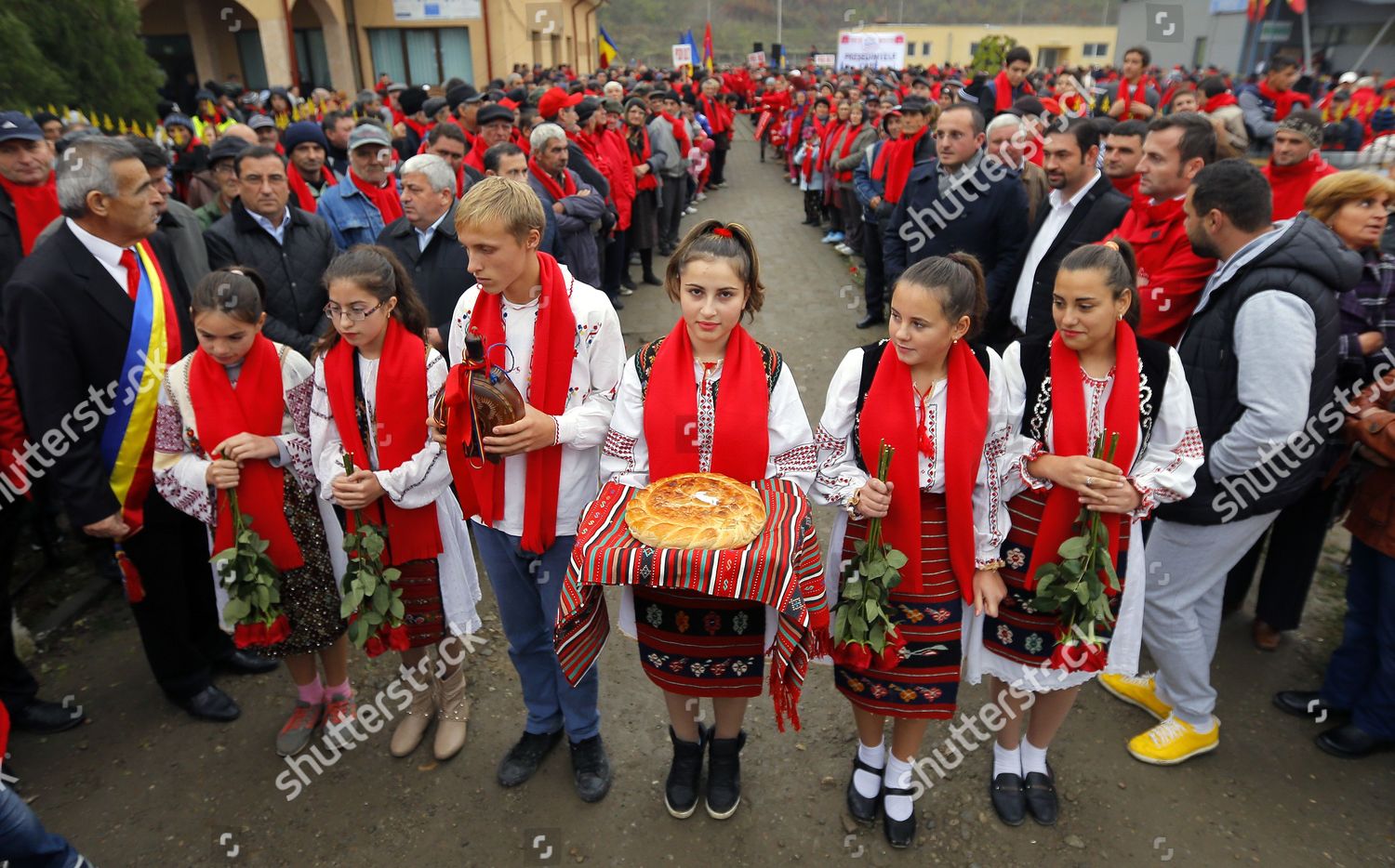 Romanian School Children Wearing Traditional Dress Editorial Stock ...