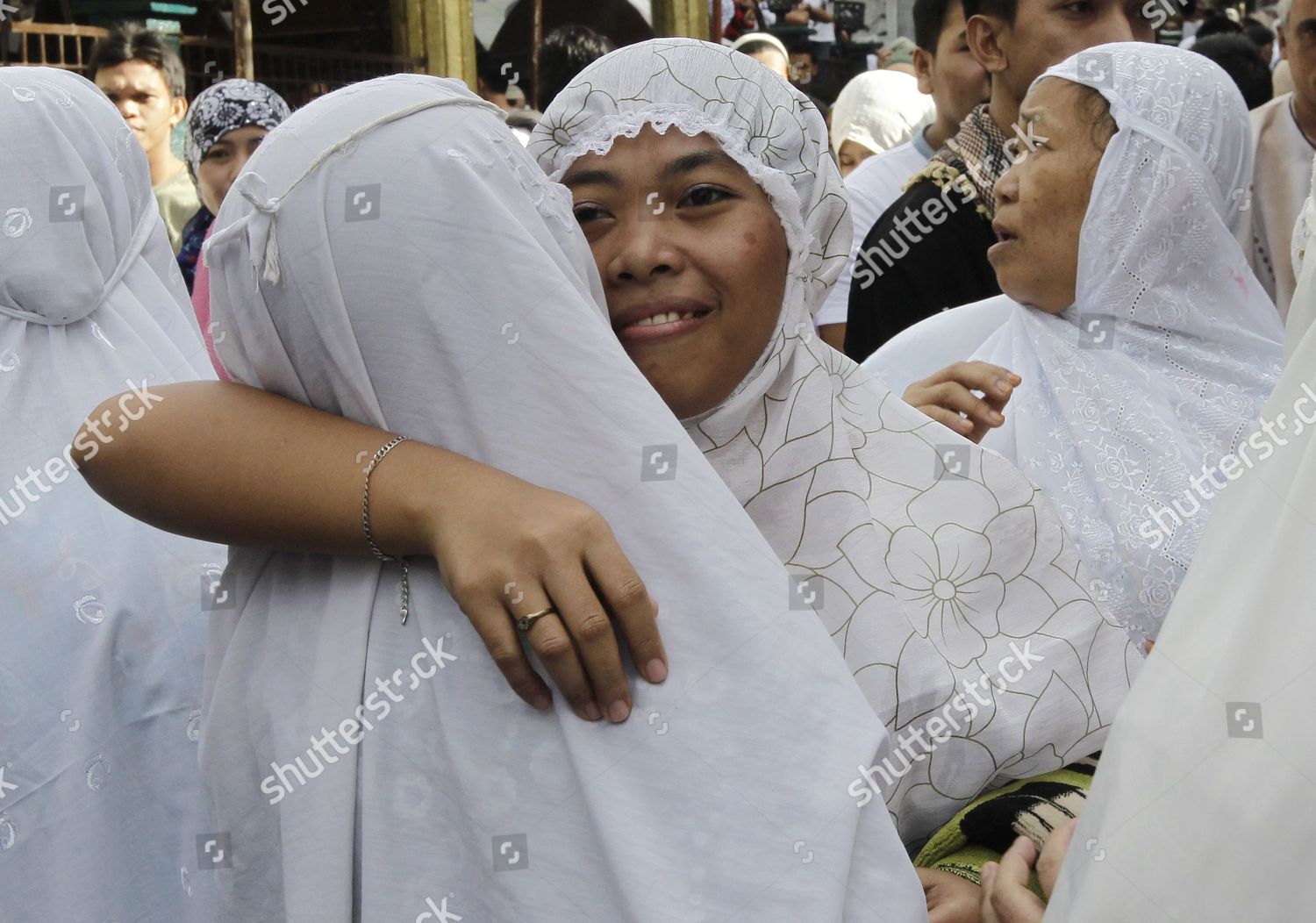 Filipino Muslims Hug Each Other Greeting Editorial Stock Photo - Stock ...