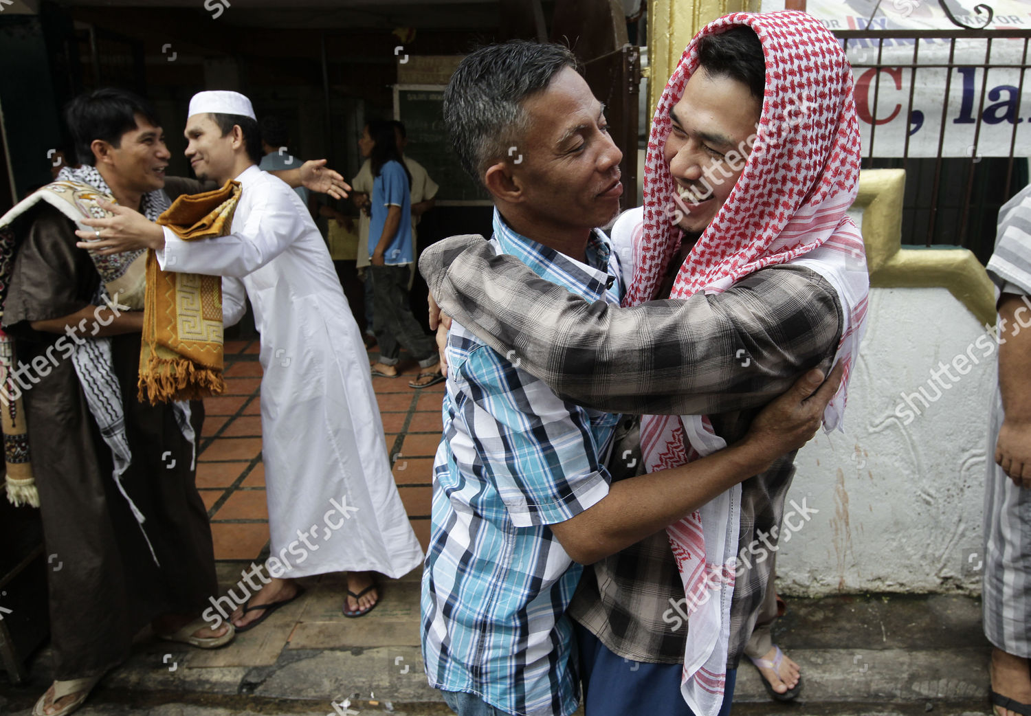 Filipino Muslims Hug Each Other Greeting Editorial Stock Photo - Stock ...
