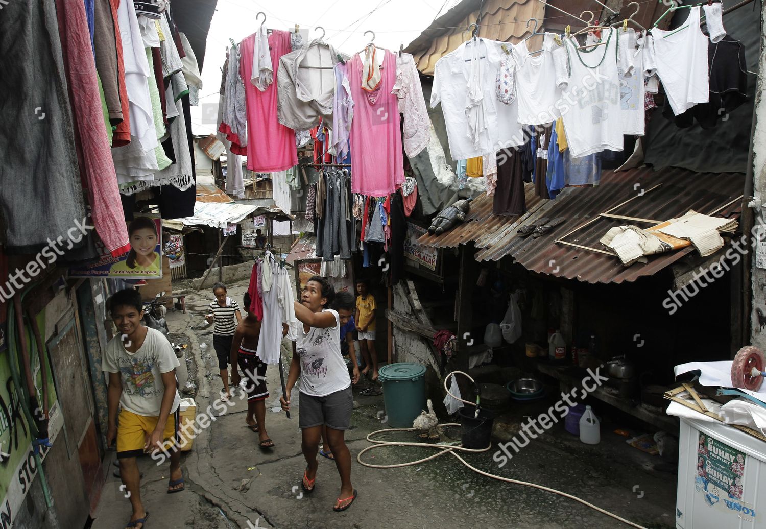 Filipino Hangs Laundry Outside Shanties Community Editorial Stock Photo ...