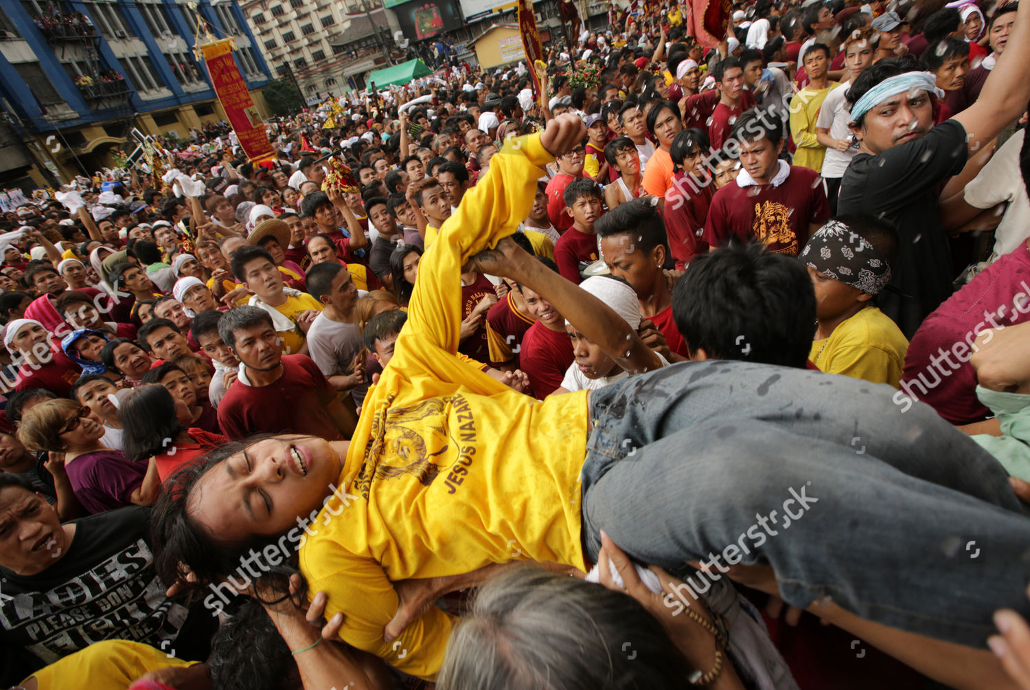 Filipino Devotees Carry Unconscious Woman During - Foto de stock de ...