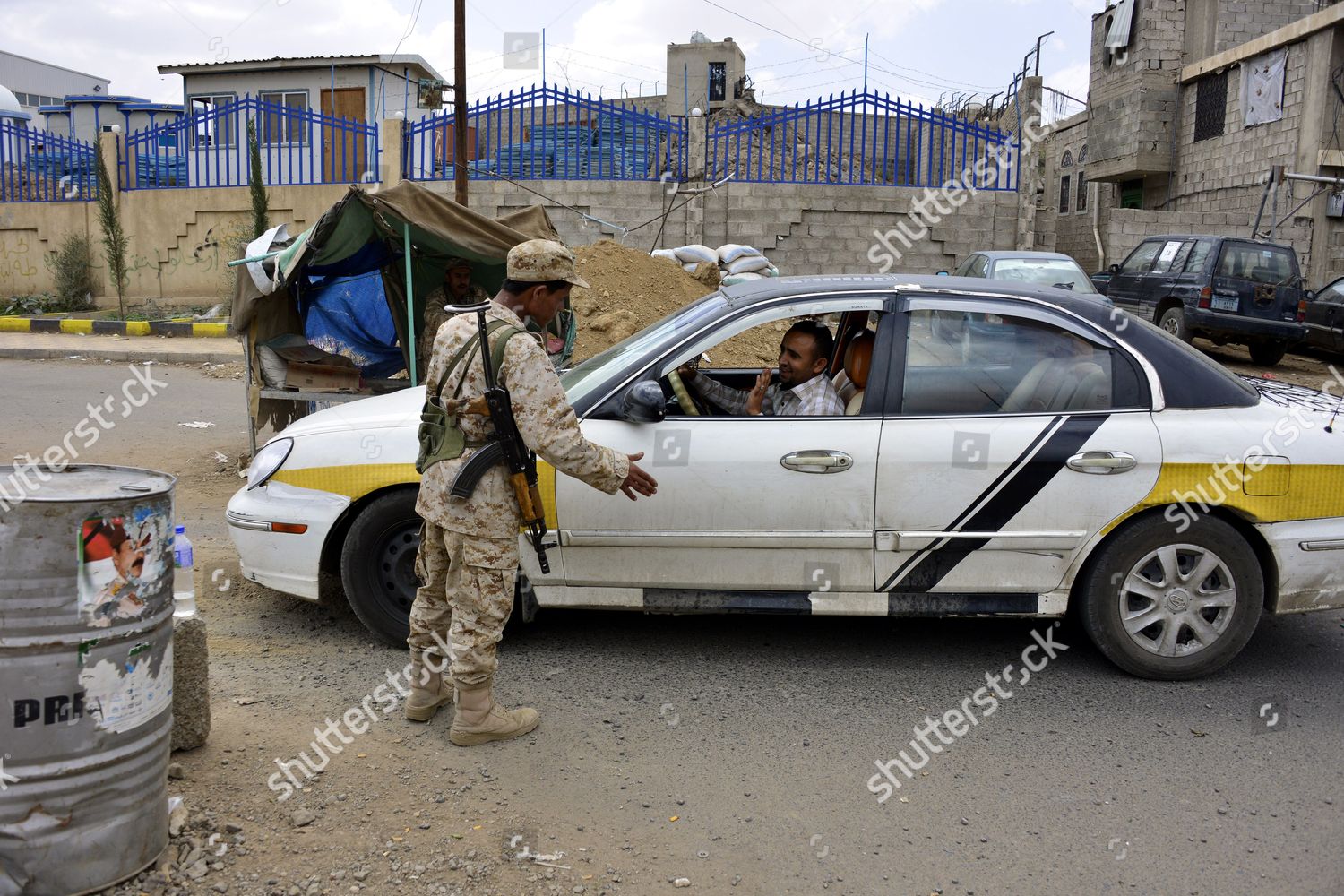 Yemeni Soldier Checks Vehicle Checkpoint Authorities Editorial Stock ...