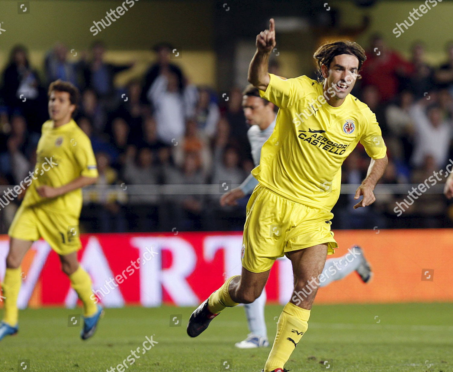 Villarreals French Midfielder Robert Emmanuel Celebrates Editorial ...