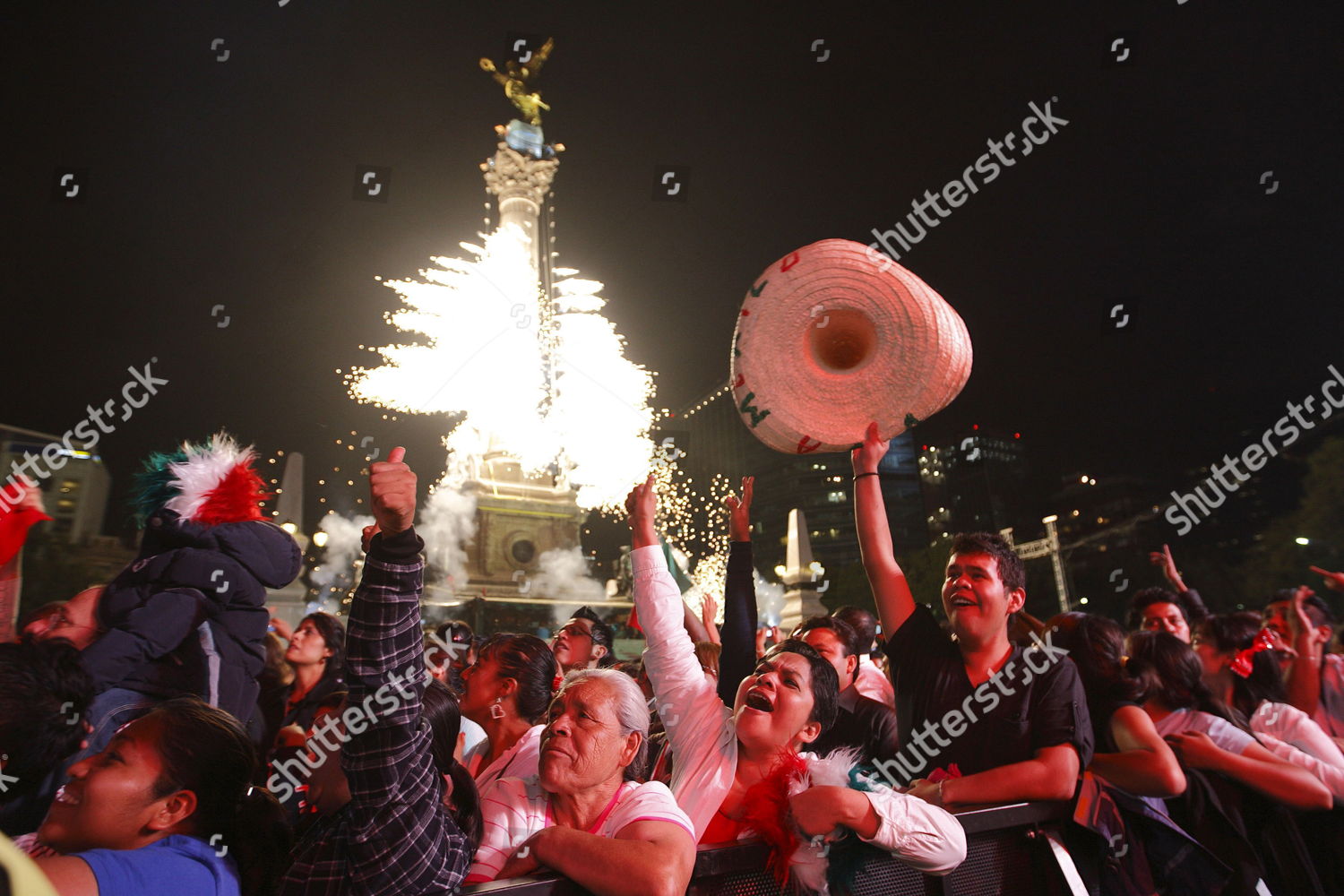 Hundreds Mexican Enjoy Fireworks Angel Independence Editorial Stock ...